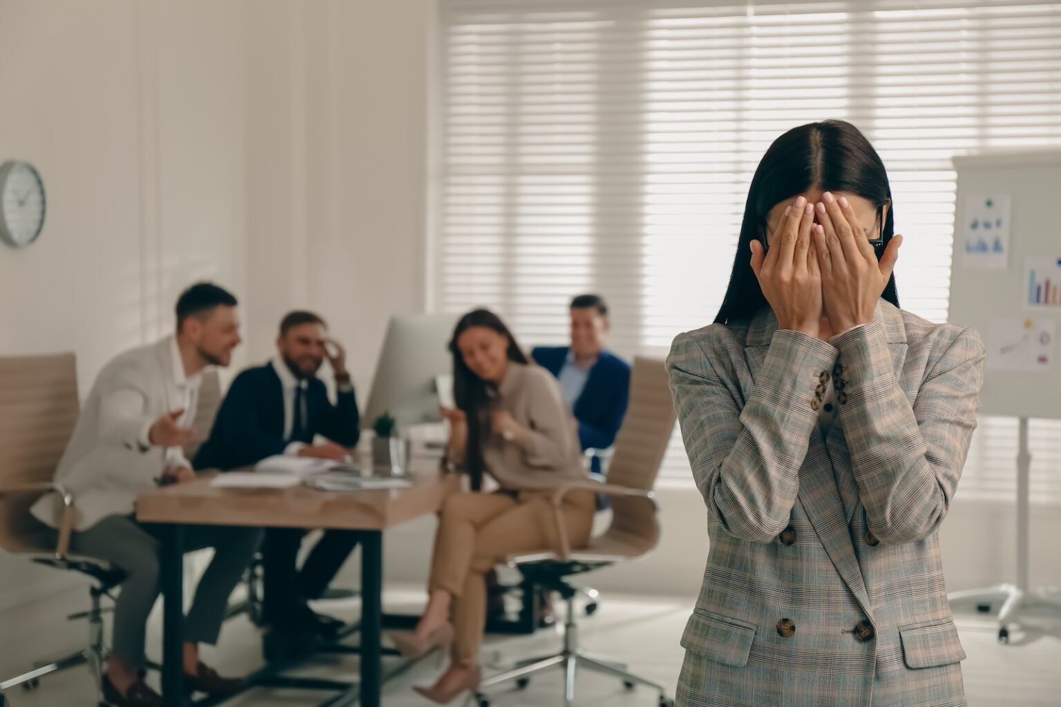 15 Signs Someone is a Backstabber - The Kanso